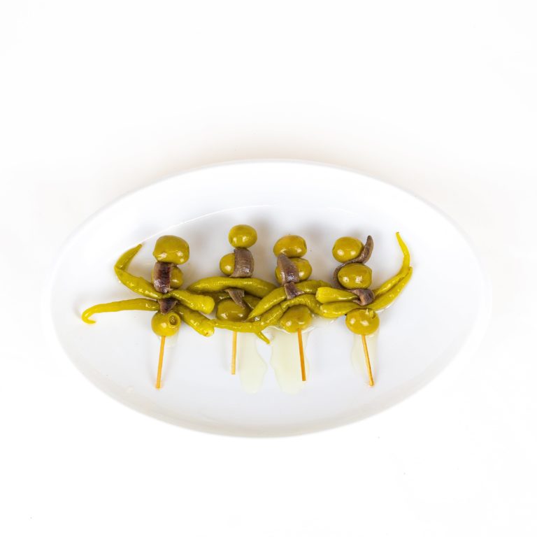 Brocheta de piparra con anchoa - Olivas Caseras